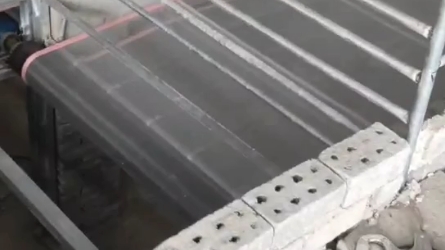 ...相比传统的人工清理方式,传输带清理羊粪可以实现连续作业,节省了...
