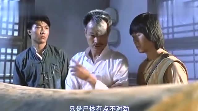 不腐死尸就要变成僵尸 九叔急忙制作鸡血墨斗 让徒弟将棺材给封住