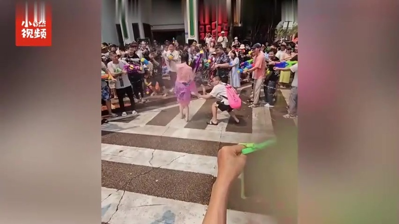 女子在泼水节被男子撕扯雨衣,当事女子回应:希望大家注意边界感
