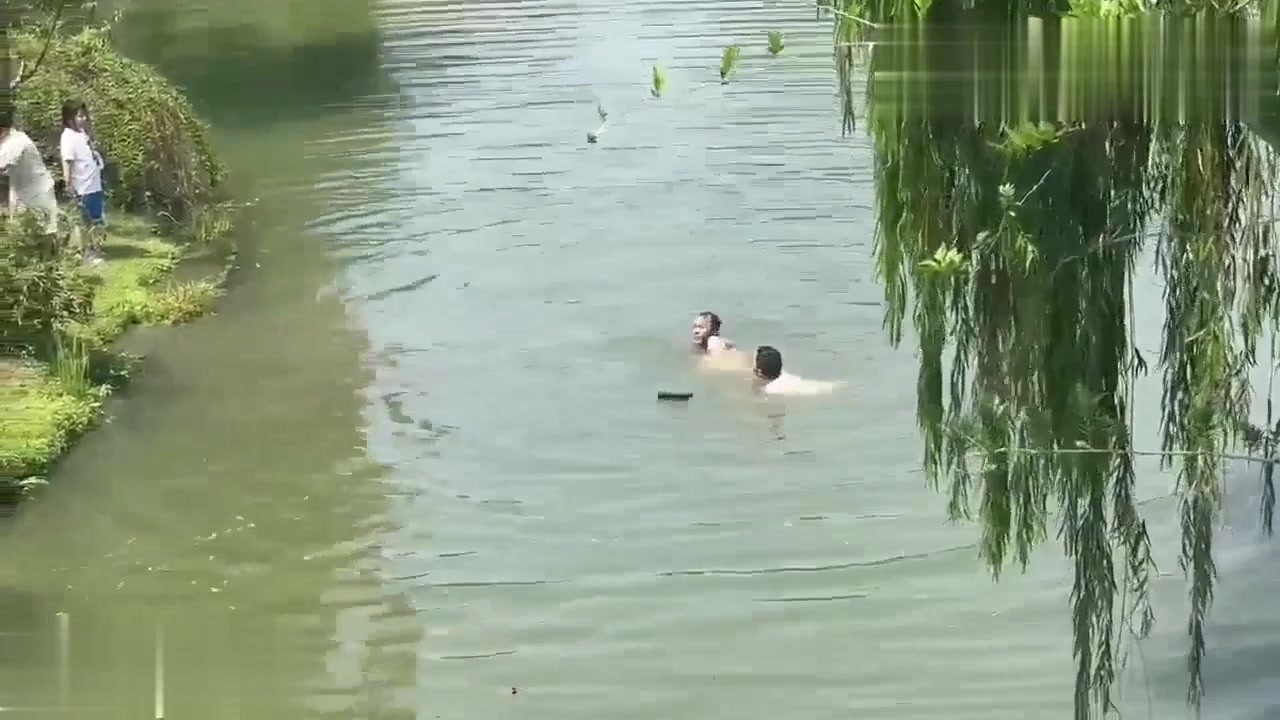 #暖医瞬间江苏扬州母子落水医生果断救人