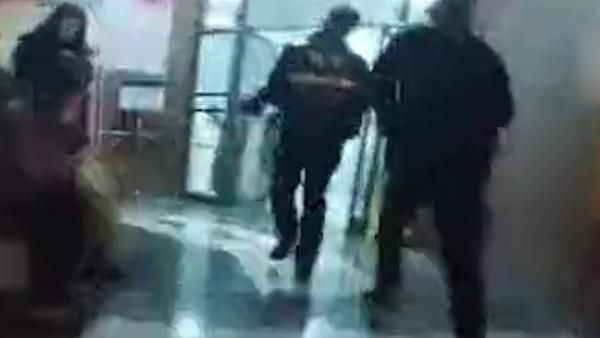 女童口吐白沫,辅警抱起送医跑烂鞋