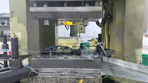 冲压连续模具,拉伸连续模具,拉伸多工位模具,拉伸机械手模。1