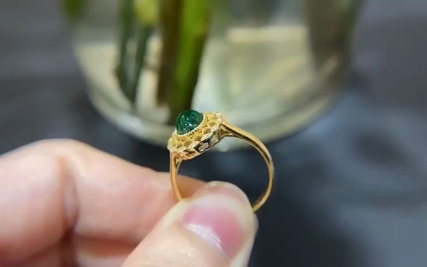 一眼就让人沦陷的祖母绿戒指