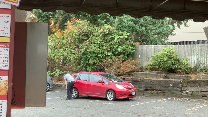 还是见识太少,第一次见到用自行车打气筒给汽车打气…