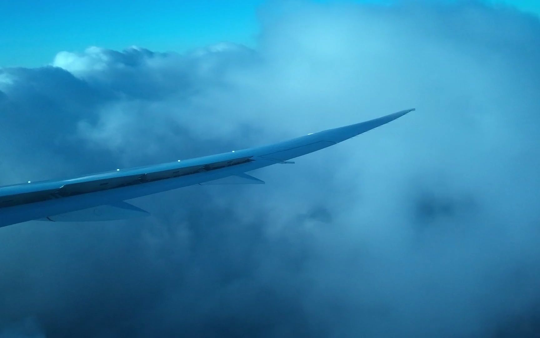 空镜头视频 飞机飞行机翼天空 素材分享