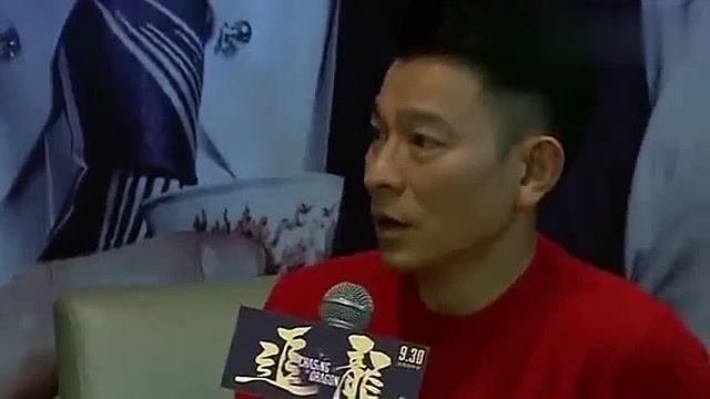 刘德华在汶川地震筹款2次下跪,演唱会每场爆满,罗大佑自愧不如