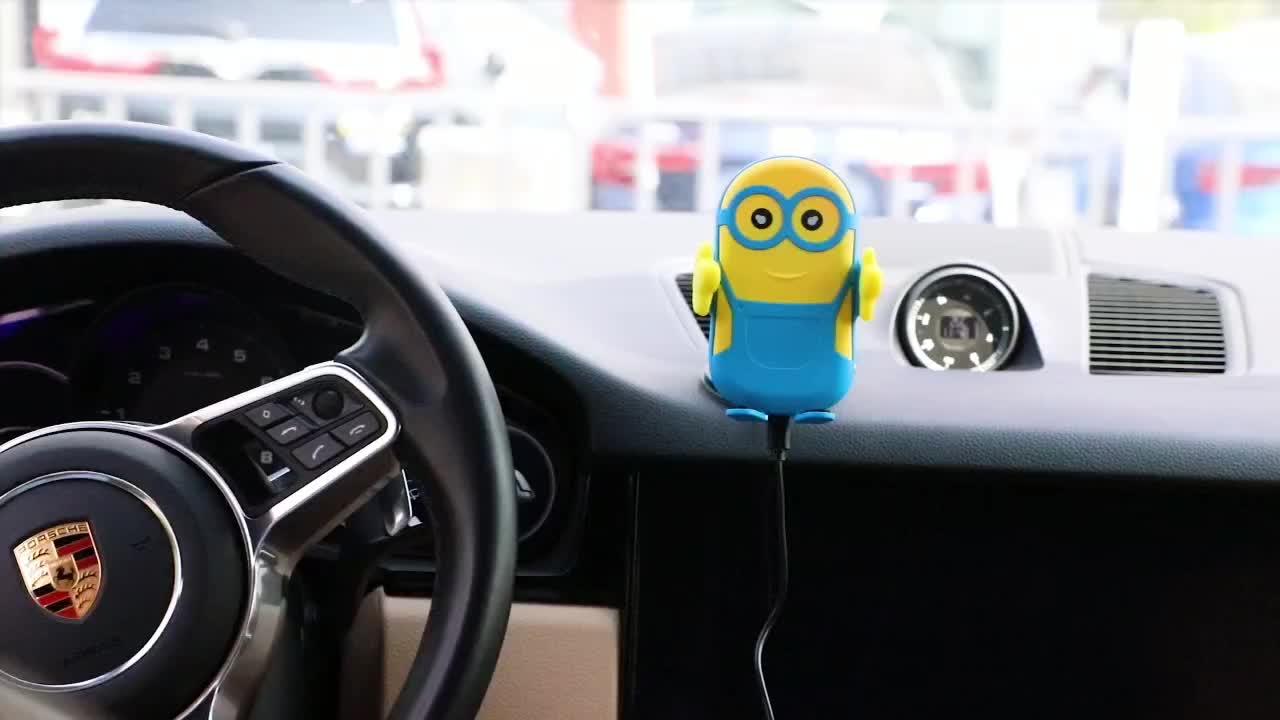 ...既可以作为手机支架,也可以给手机充电,也可以放车内作为装饰件。