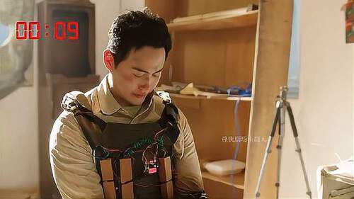 刑侦12:炸弹倒计时!警察门外中伏,生死瞬间爆炸震撼全场