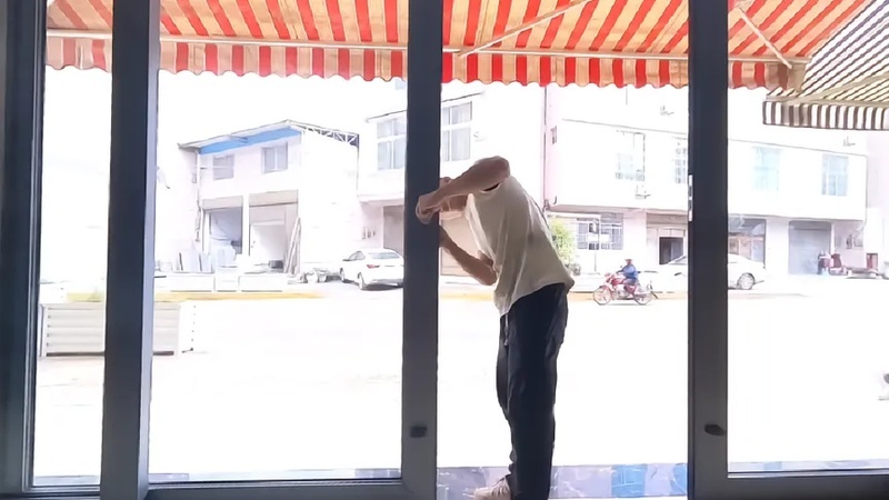 一个电话,立马从文山去兴街搞推拉门维修