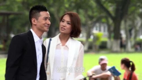 爱在妇产科:俊波跟叶紫走在校园里,学生纷纷向他俩咨询妇科问题