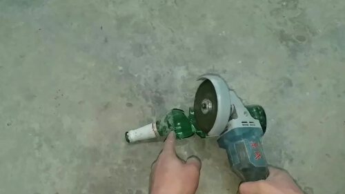 角磨机切割玻璃瓶炸裂伤人很危险,教你正确使用方法安全又可靠