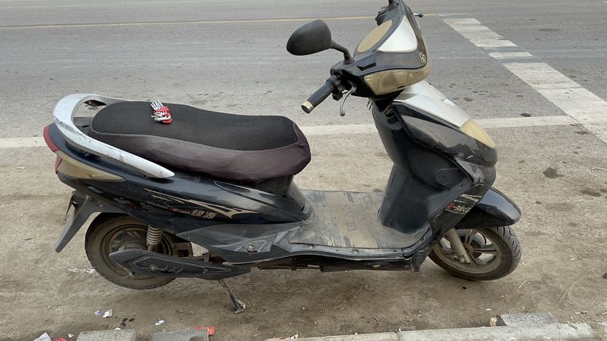 这才是造成电动车一捏刹车就不走的真正原因,用几滴机油就能修好