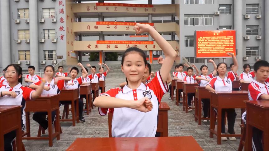 衡南一中云集校区精忠报国课桌手势舞