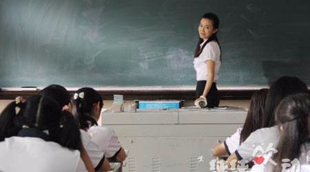 美女老师惩罚学生方式很特殊
