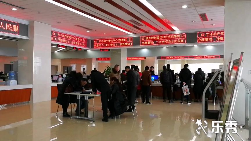 好繁忙的政务大厅呀!有的窗口挤满了人,有的则无人问津