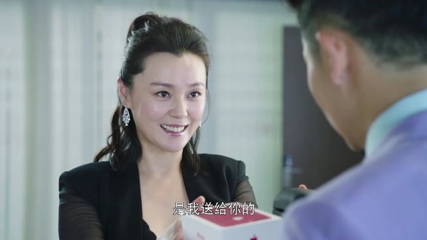 美女老总送手机送手表,还送车,绝对是看上这男的了