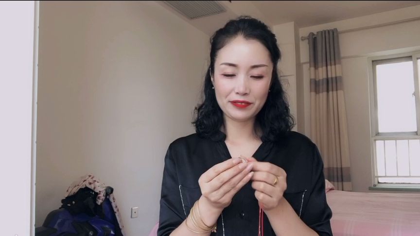 大家好今天教大家编戒指的手法。
