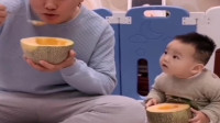 爸爸忘记给萌娃拿勺,看宝宝这呆萌的表情,真是太搞笑了