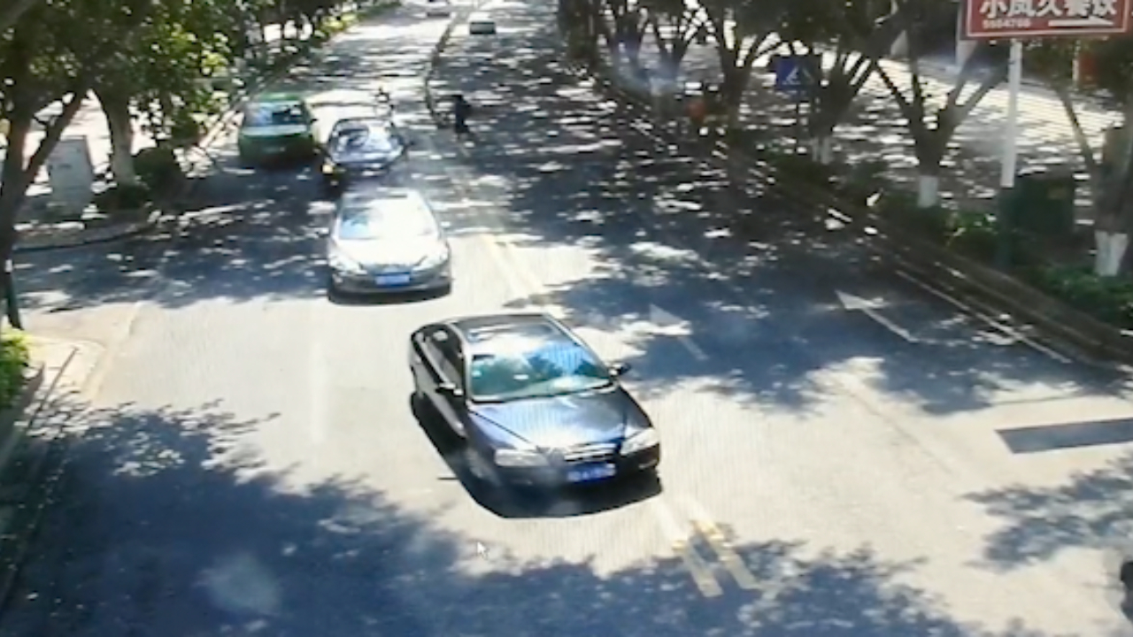 醉驾电瓶车追尾汽车还索赔,交警:电瓶车主全责
