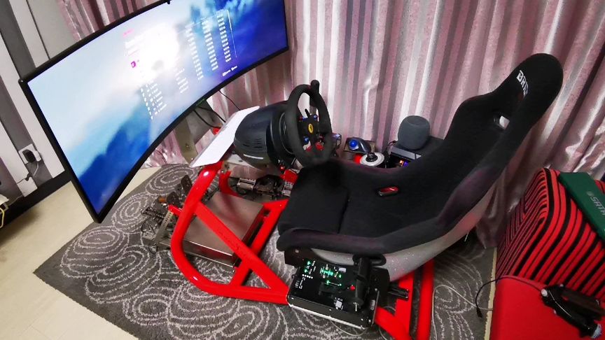 好久没练车了 开会儿赛车模拟器