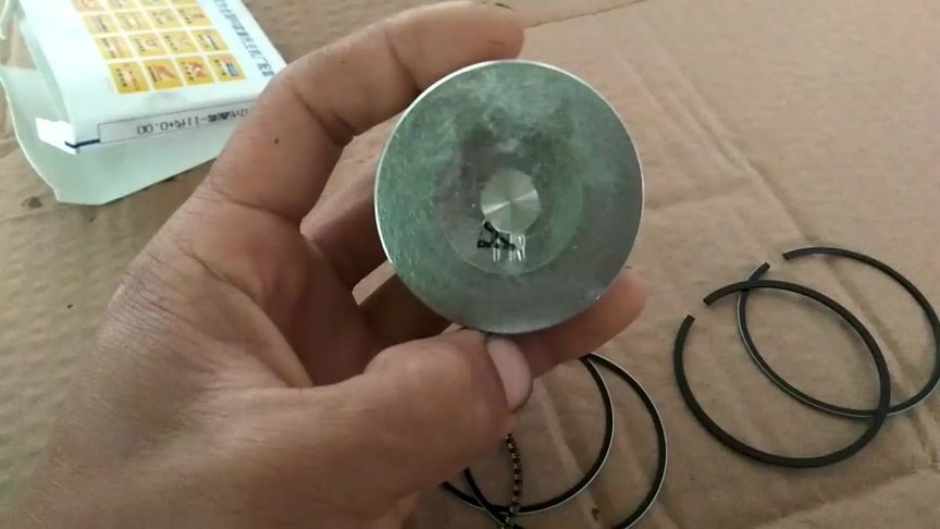 摩托车四冲程气缸活塞环的安装方法