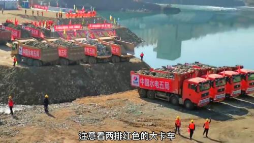 数十辆卡车整齐排列,一声令下全部倾倒石块,难得的大坝合拢场面