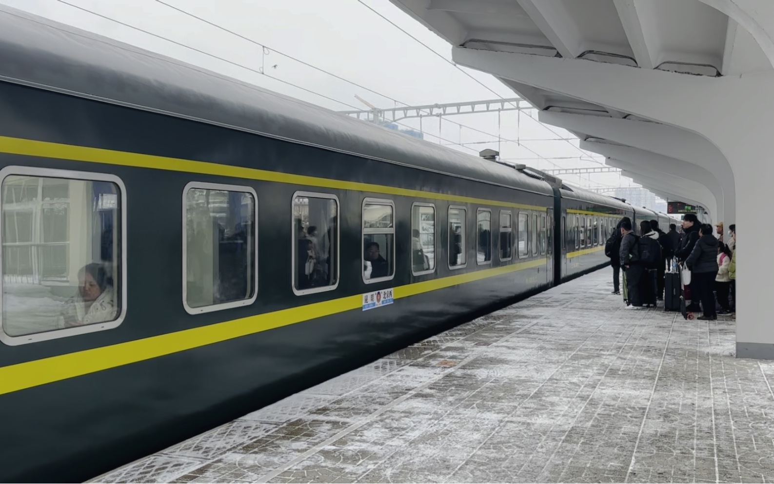 Z161次列车雪天进倒闭站
