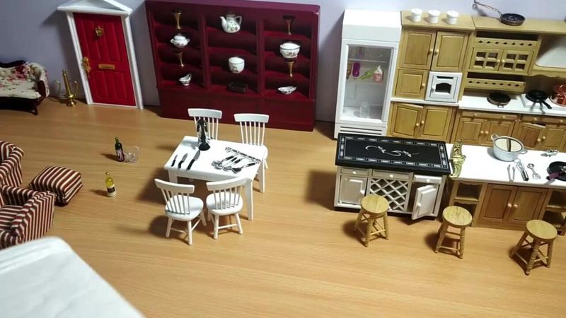 迷你木质餐桌和门衣柜