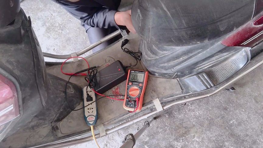 电动车充电器可以通用吗?不能通用没关系!伍哥教你怎么改线路