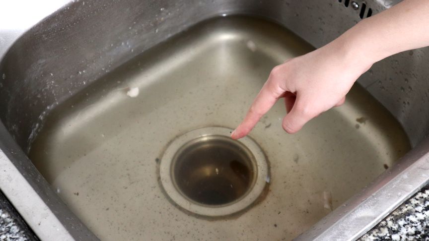 厨房下水道堵住了,一个简单方法,3分钟把所有异物都疏通