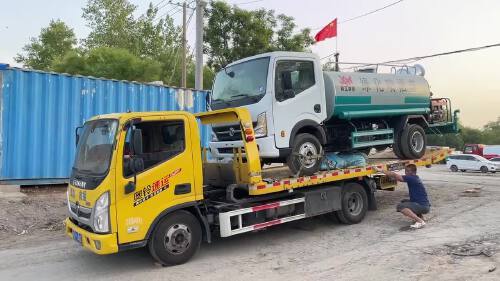 五立方洒水车整装待发,高效作业神器助力城市建设!