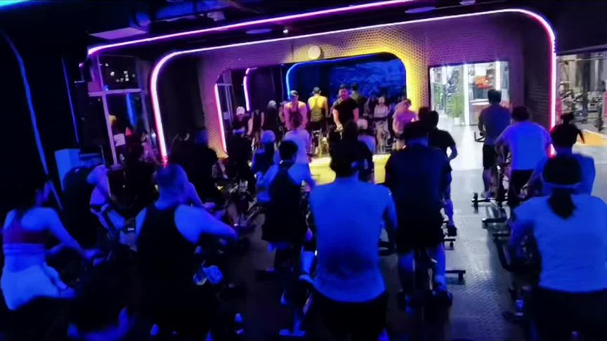 #动感单车 又热又闷却又上了单车房,嗨来骑到抽筋逃掉!ߘ�ߘ