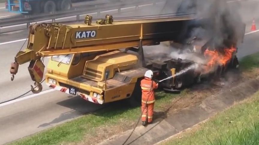 实拍马来西亚消防员使用快攻枪扑救汽车火灾