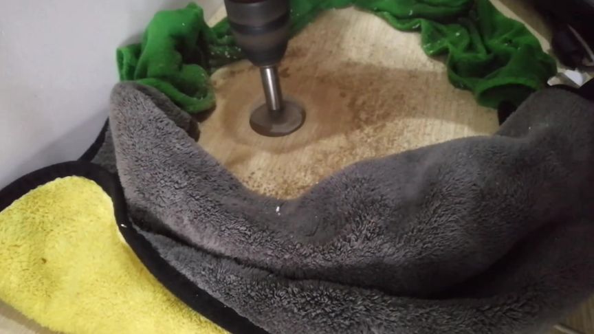 在家闲着没事干,小伙为啥给好好的桌子搞个洞