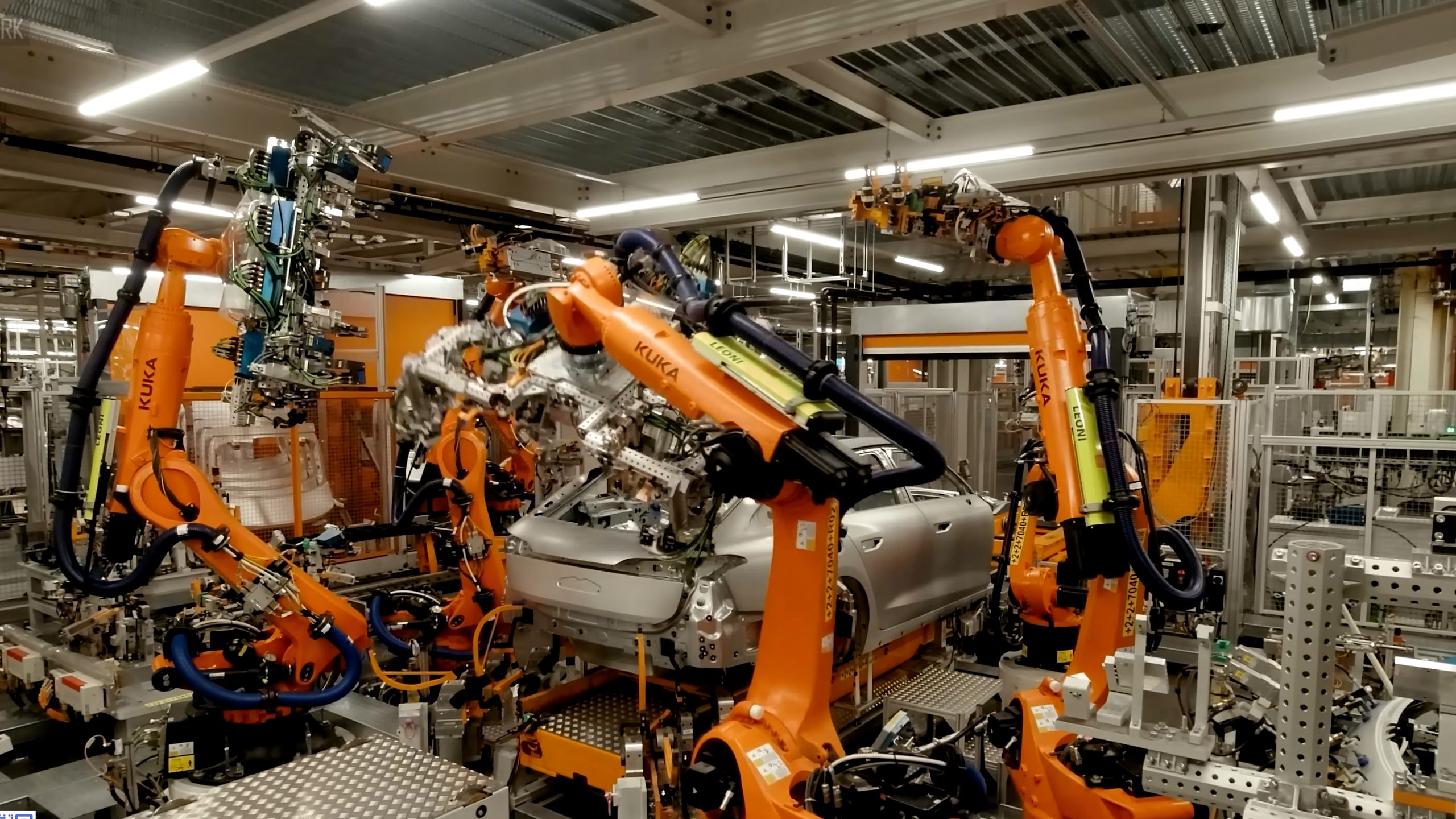 【4K】当德国工艺遇上智能流水线:奥迪A6 Avant装配现场,每颗螺丝都...