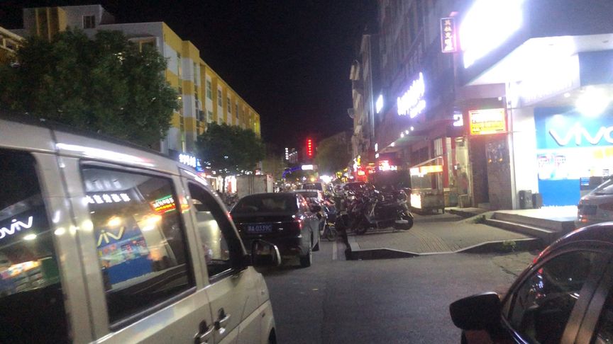 晚上沈桥路美食街逛逛南昌现在越来越多的美食一条街价格比较便宜