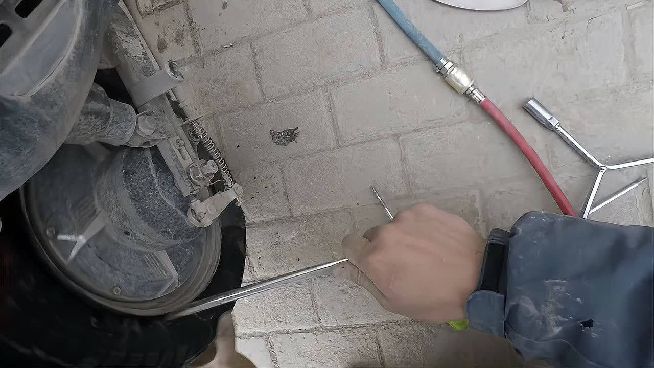 ...b>电动车维修完轮胎居然被客户说了一顿,是...