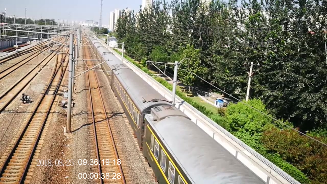 北京翠林天桥,上海开来的T110次火车接近北京南站,由和谐电1D牵引