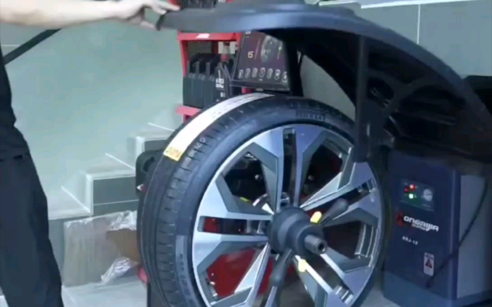 汽车轮胎动平衡机