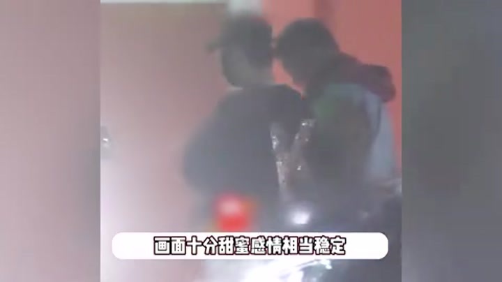 黄晓明baby愚人节合体上热搜,男方和新欢约会被拍,离婚两年差距明显