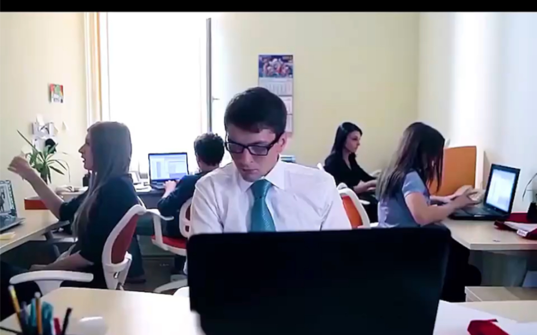 男人意外神奇鼠标,能够控制现实物品,不料竟拿女上司做实验