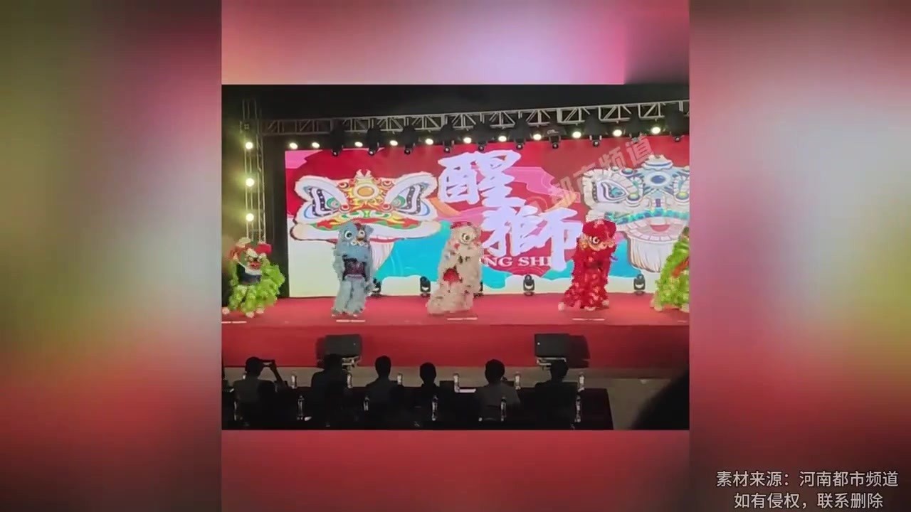 学校迎新晚会舞狮表演,画风突变引学生称奇尖叫