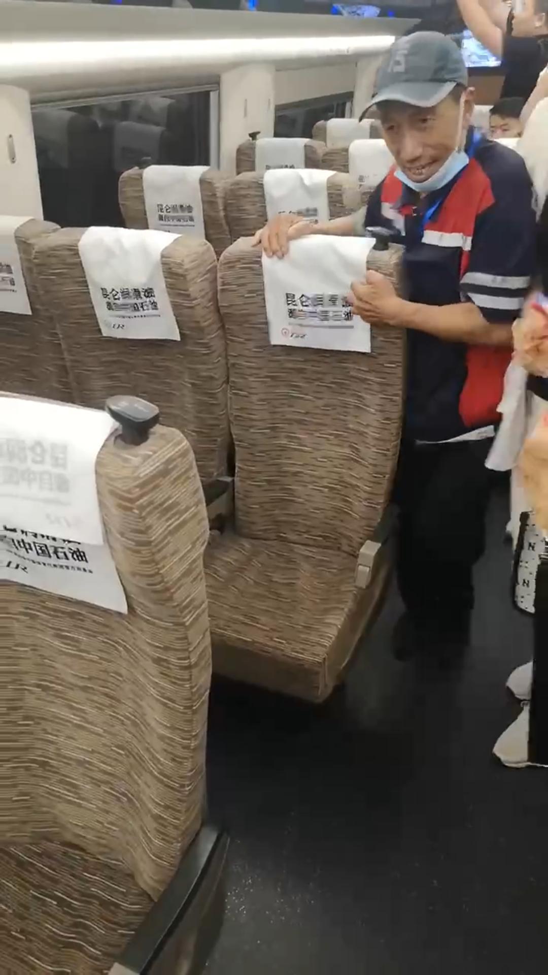 活久见原来高铁上的椅子可以旋转,网友:齐刷刷的换了个方向!