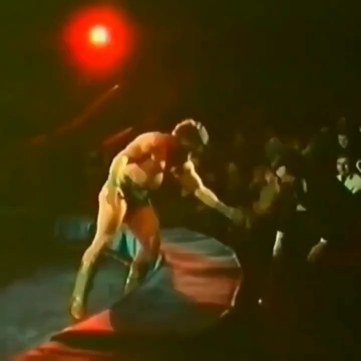 1985 年,前苏联马戏团杂技演员 迪库尔表演的力量杂耍表演。这个球40...