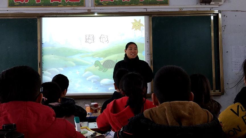 乡村学校运用多媒体教学,看看梁老师是怎样水到渠成导入课题的。