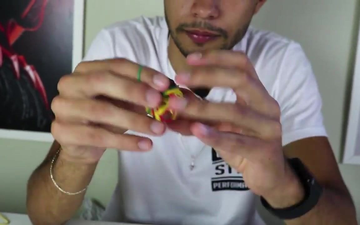 无聊外国小伙用鞭炮和橡皮筋制作的“炸弹”