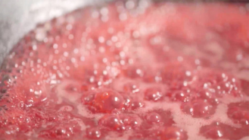 甜蜜中国:杨梅晶莹如宝石,外祖父地道手法为孙女炮制杨梅果酱