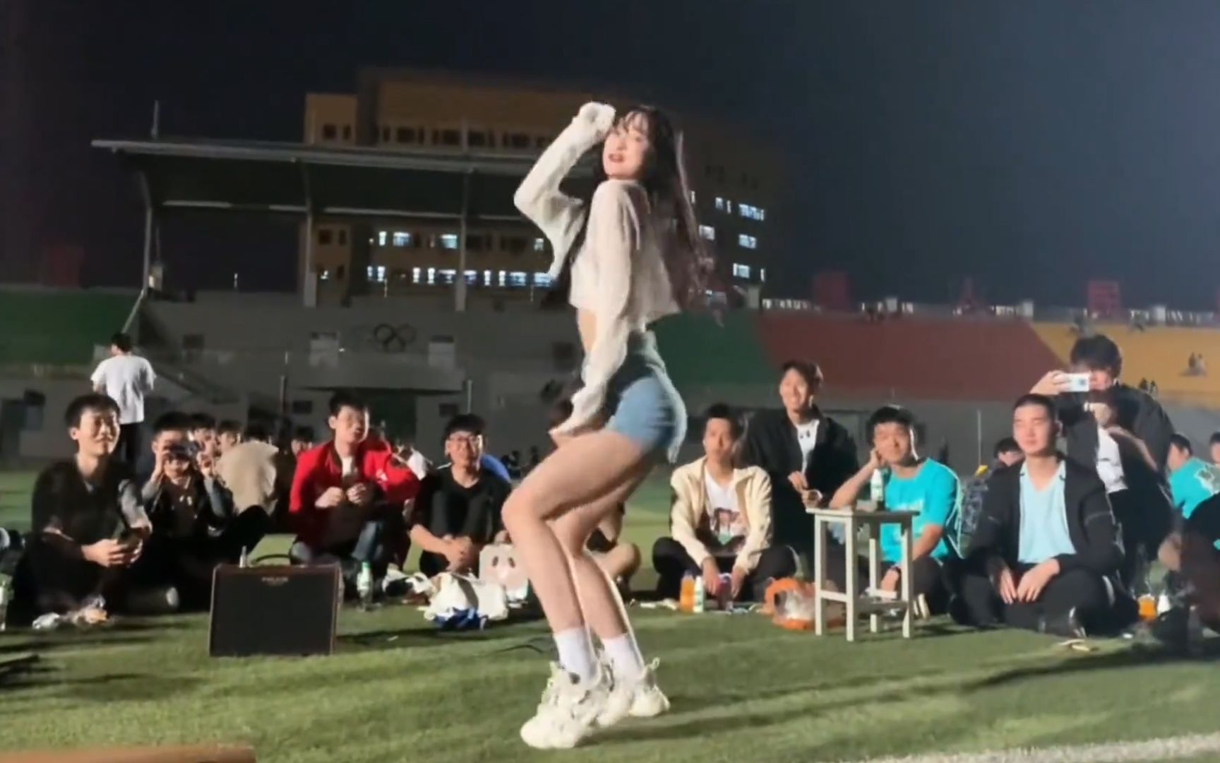 大学生这么“卷”吗?封校期间学姐操场跳舞,男生沸腾了