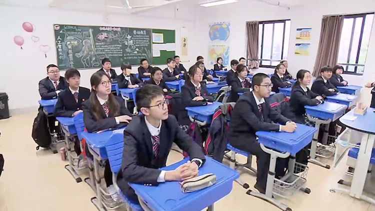 开学第一天丨手机能带入校园吗?上海中小学“人性化”管理