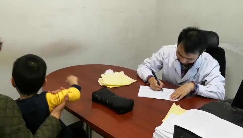 刺四缝放血后,老人高兴的说原来追着喂不吃,现在孩子追着要吃!